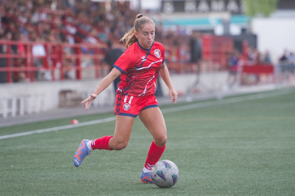 Elena Julve, la atleta que volvió a ser futbolista en el Levante Las ...